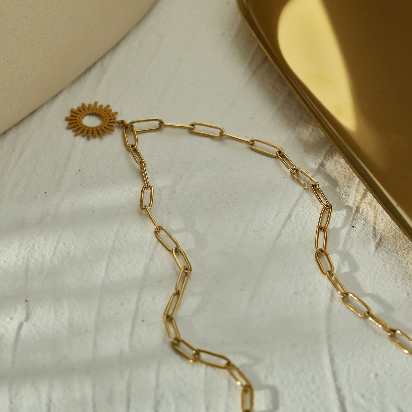 Style ABIGAIL: Shine Bright: 18K Gold Layered Contemporary Link Chain